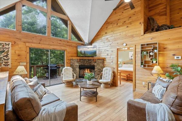 1 Min To The Parkway Spacious Cabin W 3 Suites And Extra Bedroom! - Pigeon Forge, TN