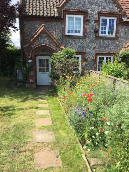 Corner Cottage - Base For Exploring North Norfolk - Holt