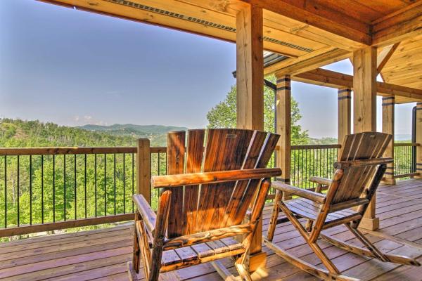 Hot Tub + Smokies Views! Spacious Mountain Retreat - Gatlinburg, TN