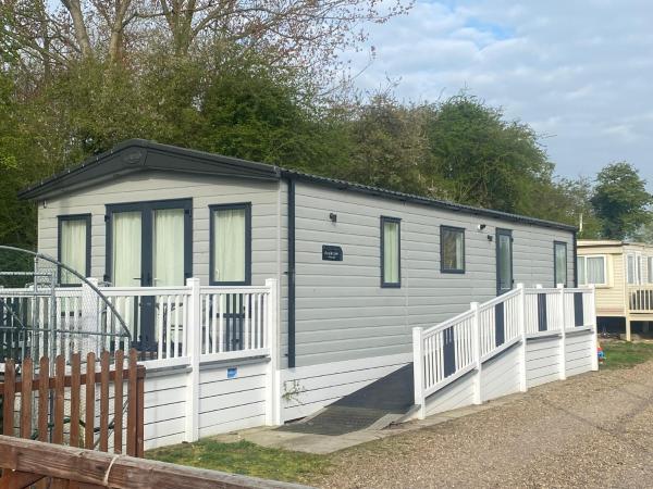 Starling Six Berth Caravan Pet Friendly - Sutton on Sea