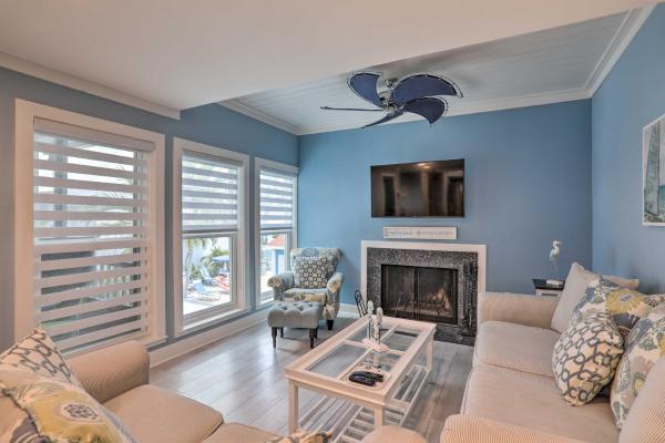 Poolside Madeira Beach Abode With Balcony! - Madeira Beach, FL