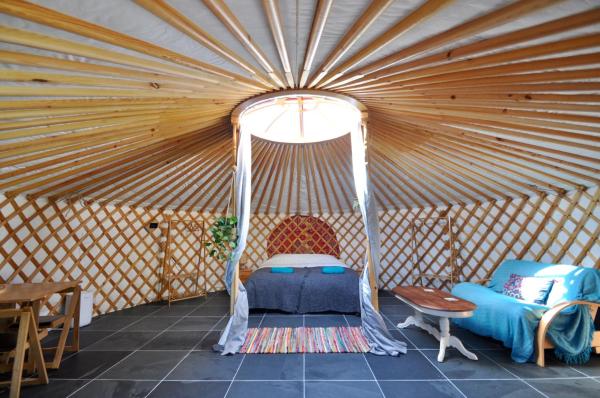 Unique Underfloor Heated Yurt With Hot Tub - Borth