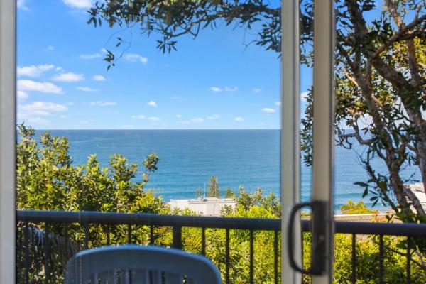 6 Pacific Outlook Modern Unit With Lovely Ocean Views Pool In Complex Walk To Beach - 누사 헤드