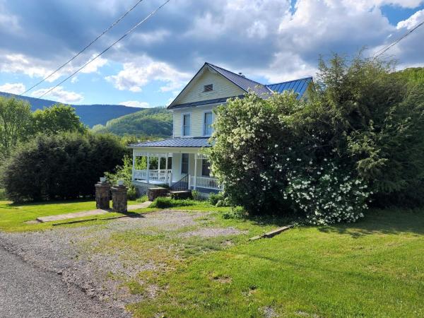 Basecampwv-durbin. Spacious 4 Bedroom House W/yard - West Virginia