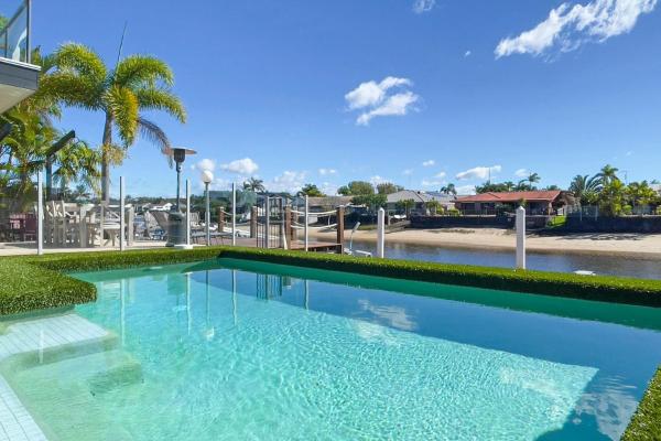 Remarkable Six Bedroom Waterfront Home! Perfect For The Extended Family - Mooloolaba