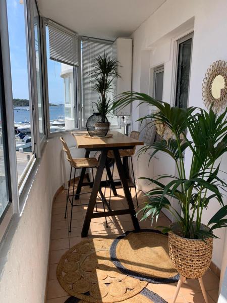 Bel Appartement Sur Le Port Du Brusc Avec Sa Place De Parking Privative. - Bandol