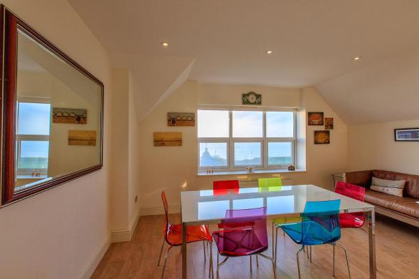 Victoria Parade: Perfect Family Apartment Over Looking Viking Bay, Stones Throw From The Beach And Town - Broadstairs