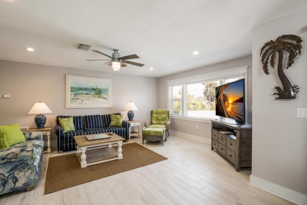 Royal Palm: Pool, 2 Blocks To Beach, Close To Dining & Shopping By Anna Maria Life Vacation Rentals - Holmes Beach, FL