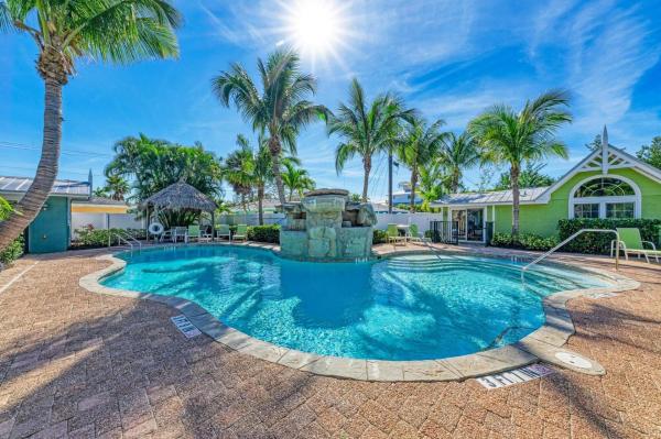 Sand Dollar: Poolside Condo 2 Blocks To Beach By Anna Maria Life Vacation Rentals - Holmes Beach, FL