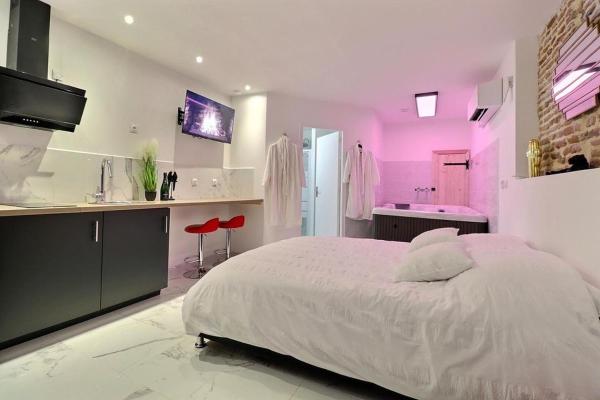 Love Room Avec Jacuzzi Privatif ÉVasion Romantique à Castelsarrasin - Castelsarrasin