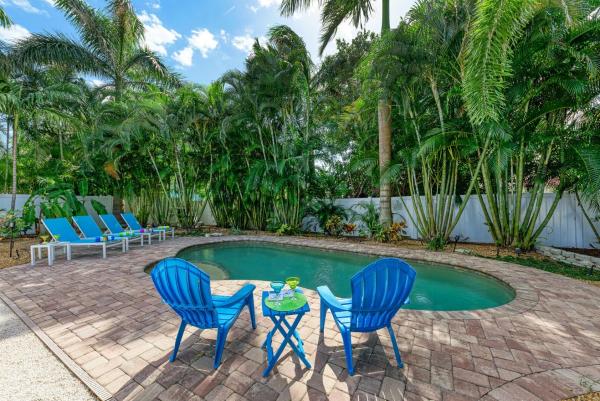 Sea La Vie: 1.5 Blocks To Beach, Pool, Tropical Backyard & Pool By Anna Maria Life Vacation Rentals - Longboat Key, FL