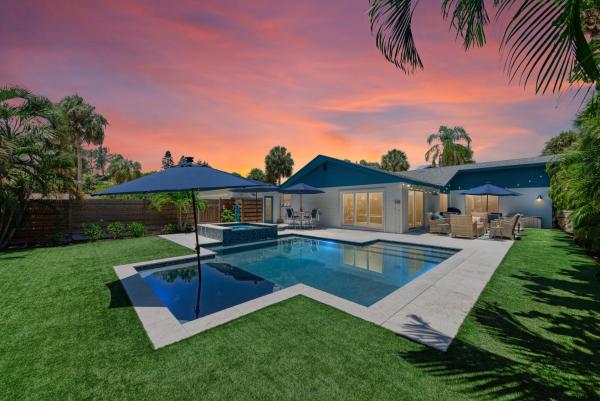 One Day More: Spectacular Oasis Backyard With Pool & Spa By Anna Maria Life Vacation Rentals - Holmes Beach, FL