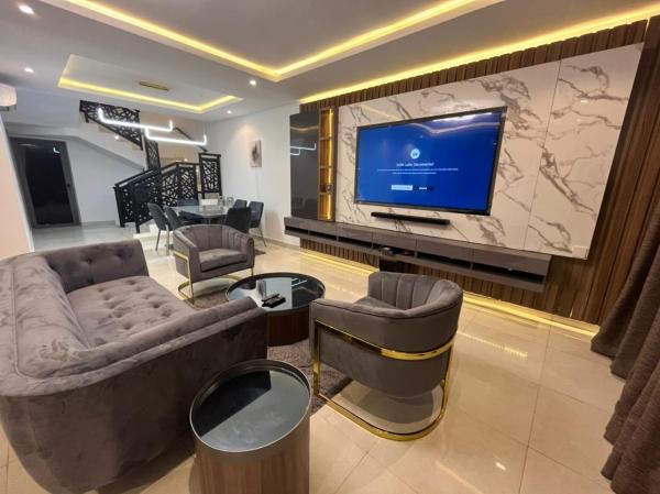 Family Friendly 4 Bedroom Luxury House In Lekki Phase 1 - 24/7 Electricity/wifi/security - Lagos, Nigeria