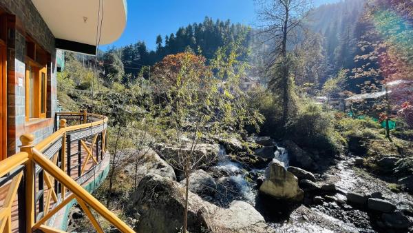 Madpackers Jibhi - Of Streamsides & Waterfalls - 