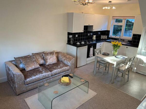 Self Contained, Spacious Annex With Private Drive. - Broadstairs
