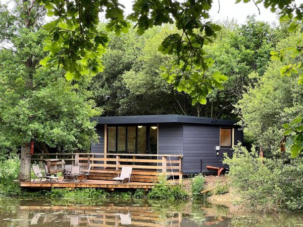 Cackle Hill Lakes, Kingfisher Lodge - Tenterden