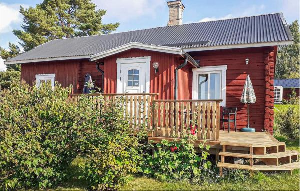 Awesome Home In ÖJe With Lake View - Suecia