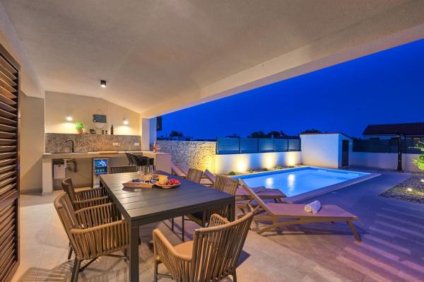 Apartment Zala With Private Pool - Medulin