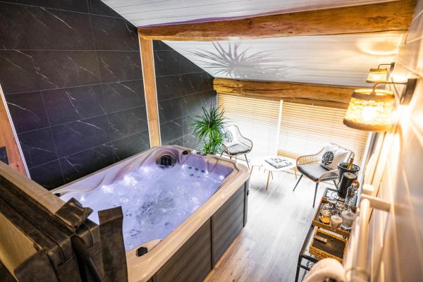 Gite Romantique Avec Jacuzzi Privatif Et Love Sofa Les Charmes Du Lac 15min Futuroscope - Poitiers