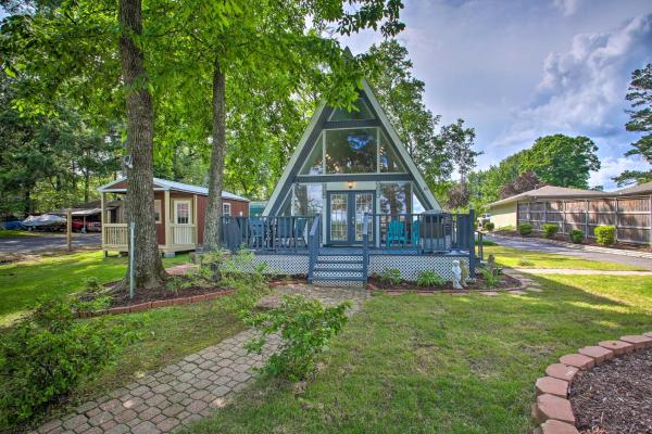 Deck, Boat Slip And Views Lake Hamilton Cabin! - Hot Springs, AR