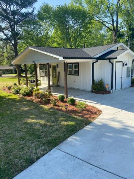 Cozy 2-bedroom Farmhouse With Parking On Premise - Smyrna, GA