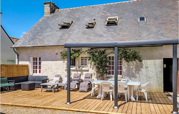 3 Bedroom Nice Home In Ploumilliau - Plage Saint Michel-en-Greve
