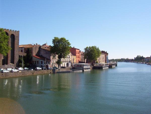 3 Bedroom Modern Apartment In Historic Building Overlooking River Herault - Marseillan