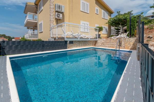 Apartments Kapetan - Okrug Gornji