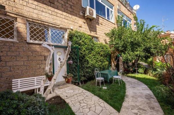 Green Corner In Trastevere - Rome