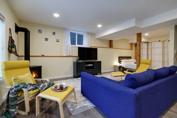 Adorable Private Suite With Indoor Fire Place - Cochrane