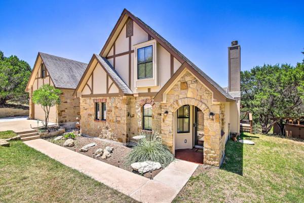 Game Room + 1-acre Yard! Lake Travis Retreat - Spicewood, TX