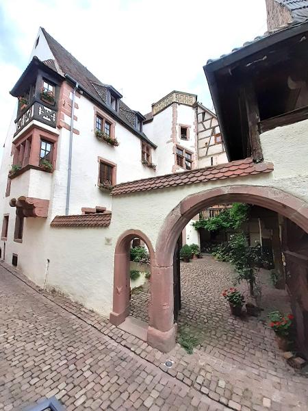 Adrihof à Riquewihr, Cour De L'abbaye D'autrey - Kaysersberg