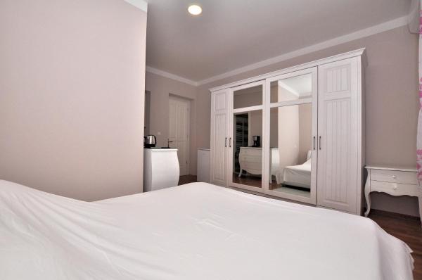 Bedroom With Bathroom Shower - Split