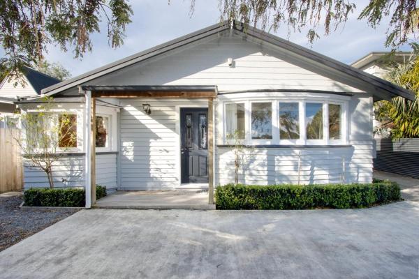 Kuku Villa - Te Awanga Holiday Home - Clive