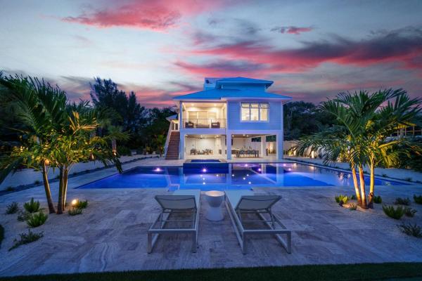 The Willow Inn: Huge Pool, Game Room, One Block To Beach By Anna Maria Life Vacation Rentals - Anna Maria, FL