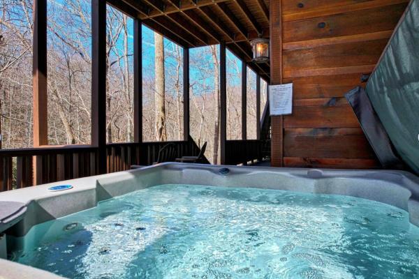 Vintage Luxury Mountain Cabin, Creekside, King Bed, Spa, Fire Pit, Game Room, Dogsok - Hiawassee, GA