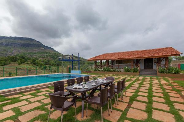 Stayvista's Ficus Farms - Mountain-view Haven With Rustic Artsy Interiors, Outdoor Pool, Glasshouse, Home Theatre & Karaoke Delight - Igatpuri