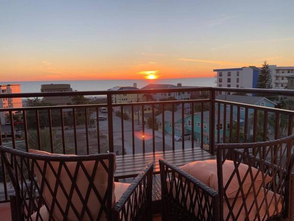 Gulf Coast Gold Private Condo - 2bed, 2bath, Sleep 6, Across Street From Beach, Balcony Views Of Sunsets, Beach & Gulf, Pool, Gym - Madeira Beach, FL