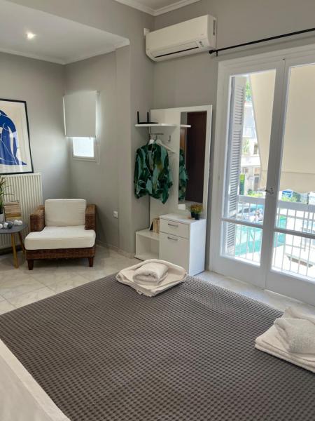 Living Near Acropolis By Sylvia Staikou At Nikis Str - Athènes