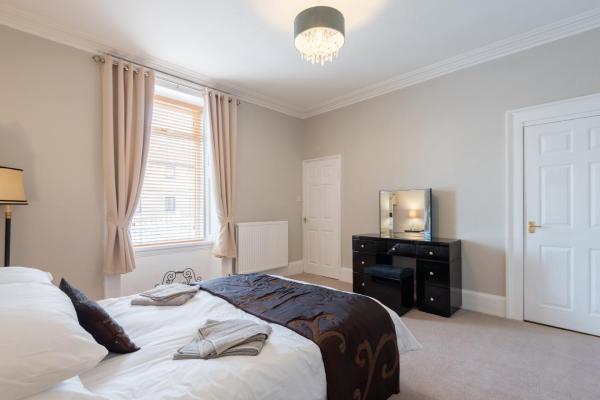 Scotston Villa - 5 Bedroom House With Hot Tub - Forfar