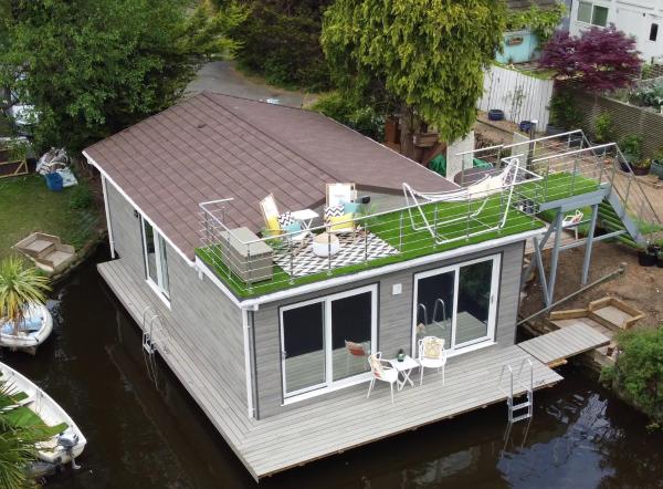 Tulana Taggs - Floating Home On Idyllic Island - London, UK