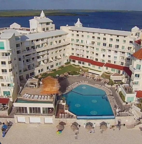Cancun Plaza Condo Ocean Front - Cancún