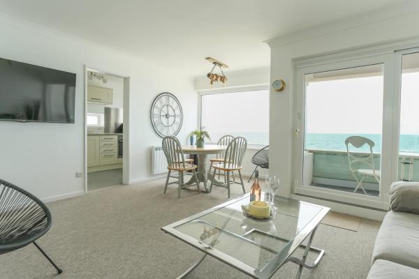 Tides - Beach Front Apartment In Bracklesham Bay - West Wittering