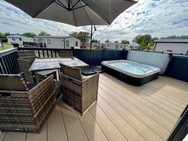 Honeysuckle Hot Tub Lodge - South Cerney