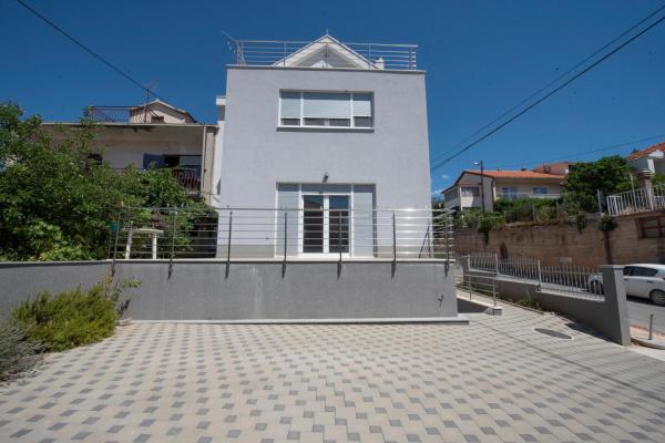 Sunny Attic Apartment With Balcony & Modern City Apartment With Outdoor Area, No Balcony - Seget Vranjica