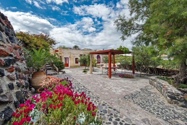 Opuntia Traditional Cave House - Oia