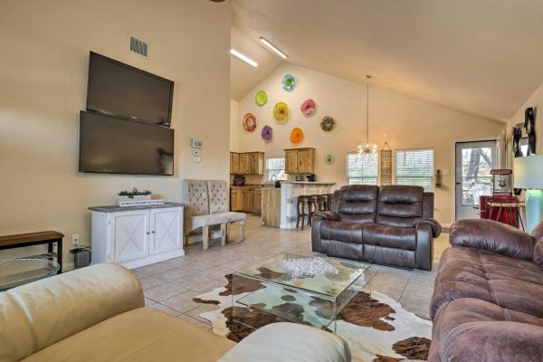 Pet-friendly Home W/ Deck: 1 Mi To Canyon Lake Fun - Canyon Lake, TX