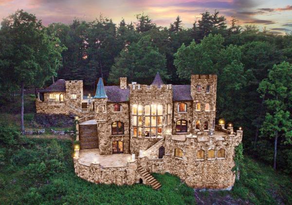 Highlands Castle Overlooking Lake George Plus 2 Other Castles & Suites - Bolton Landing, NY