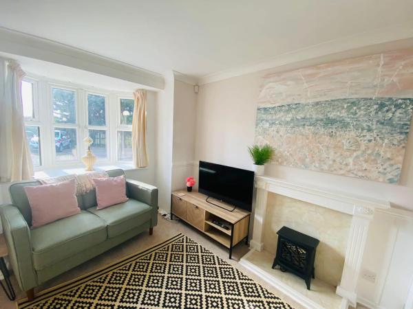 Coastal 2 Bedroom Maisonette With Parking - Eastbourne