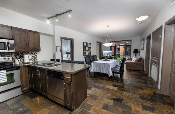 Upgraded Lakeside Resort Dream Vacation Home - Kelowna
